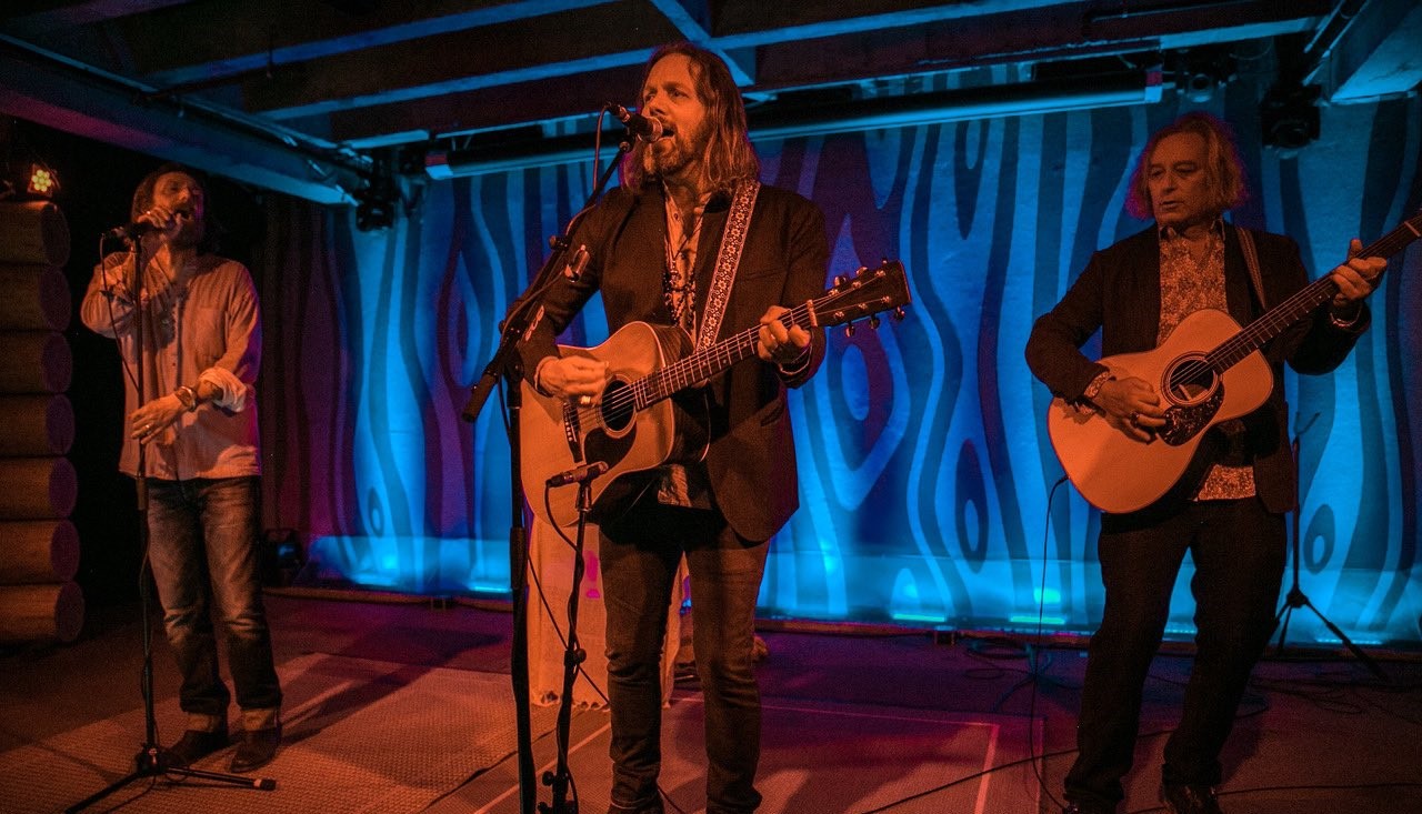 Watch Peter Buck of R.E.M. Join Chris and Rich Robinson in Portland
