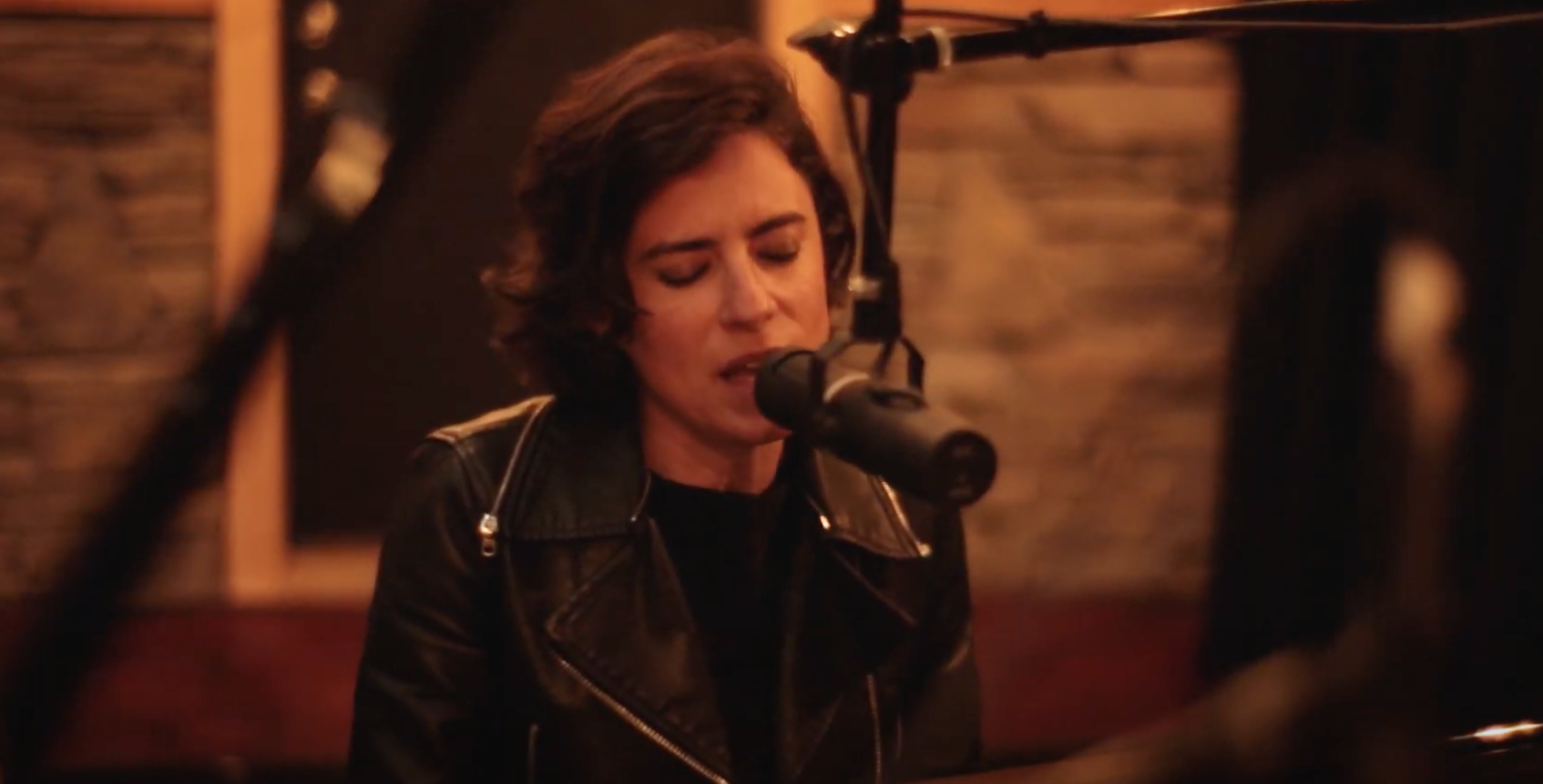 Watch: Leslie Mendelson Shares Performance Video for "Happy New Year"