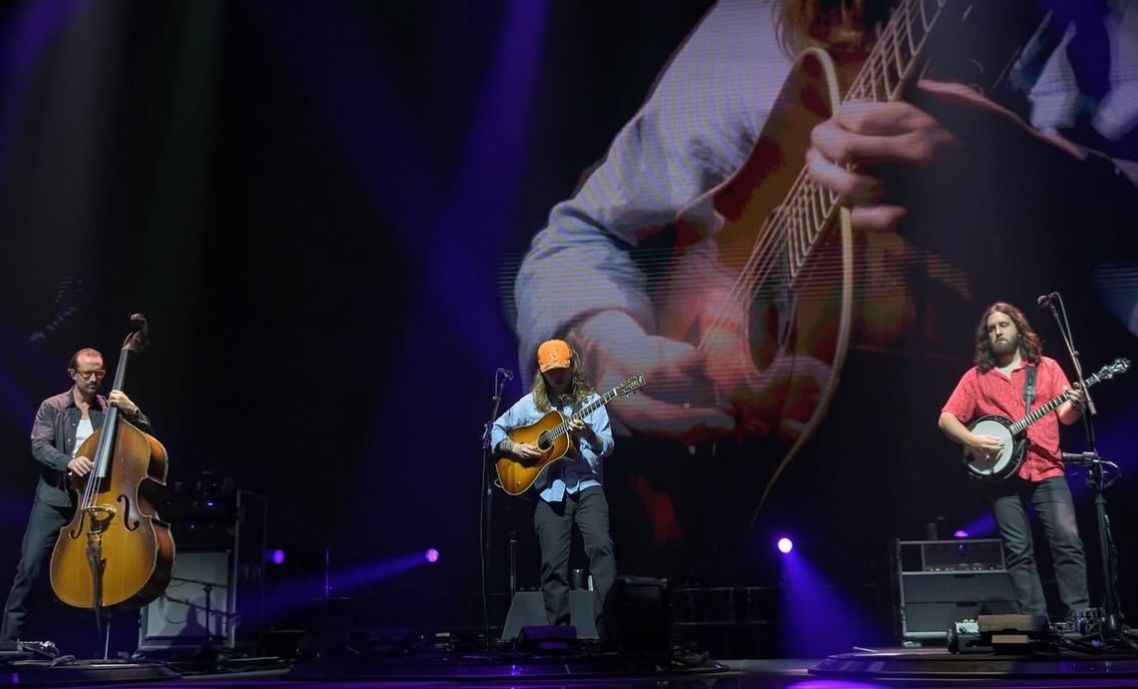 Billy Strings Busts Out Bob Dylan’s “Tangled Up in Blue,” Offers Peach ...