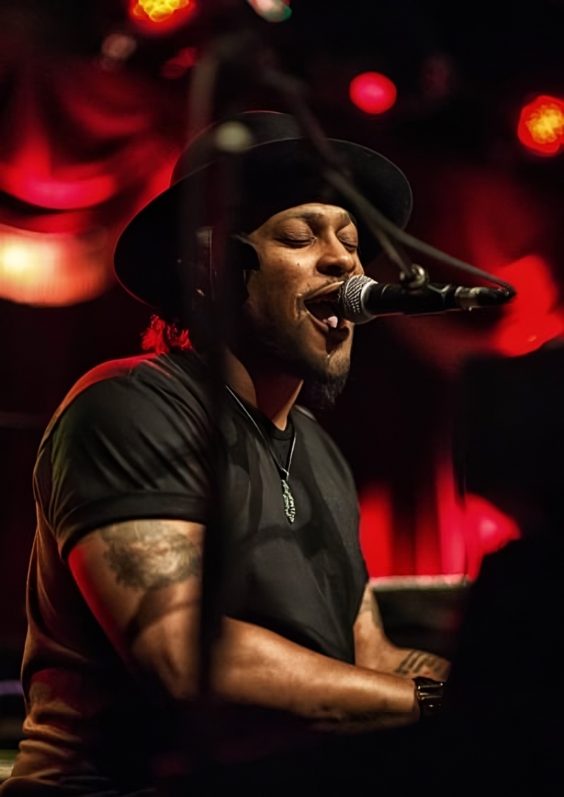 D'Angelo, R&B Visionary, Dies at 51